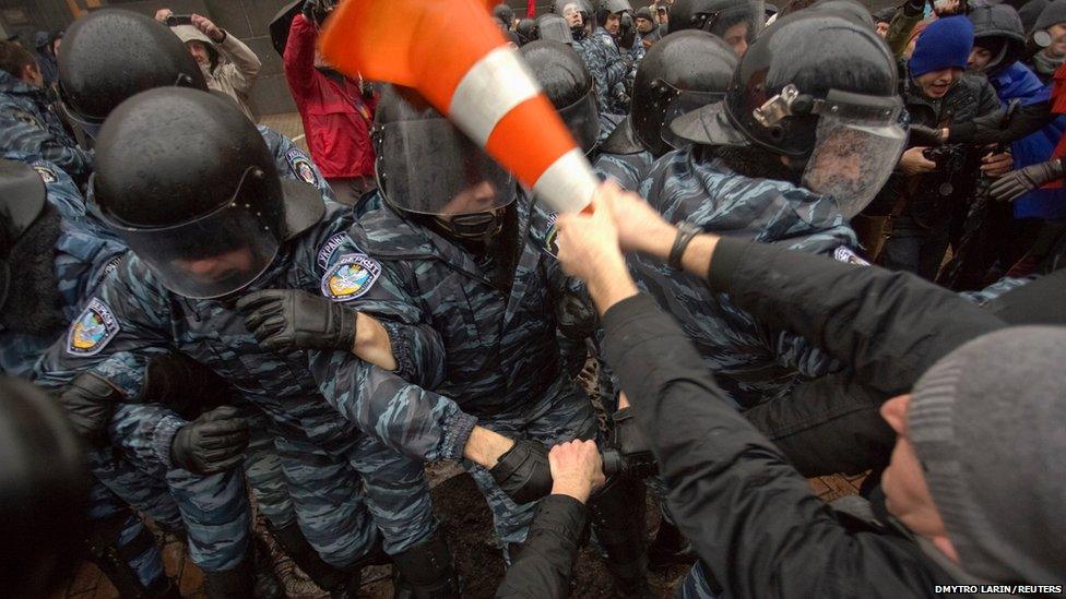 Week in pictures: 23-29 November 2013 - BBC News