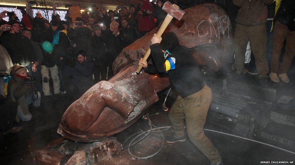 Day in pictures: 9 December 2013 - BBC News