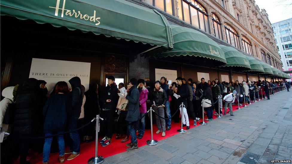 In pictures: Shoppers flock to Boxing Day sales - BBC News