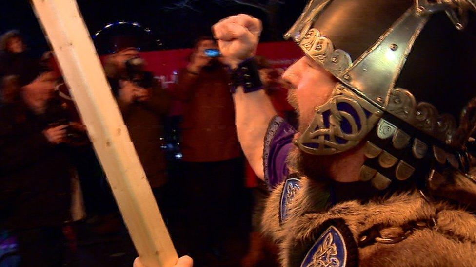 In pictures: Torchlight procession in Edinburgh - BBC News