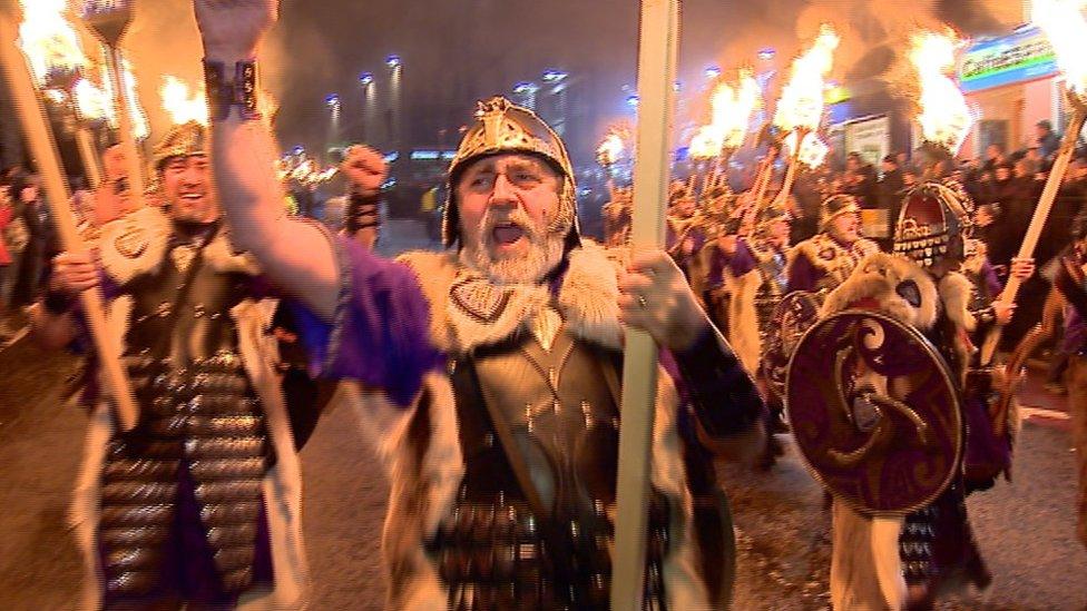 In pictures: Torchlight procession in Edinburgh - BBC News
