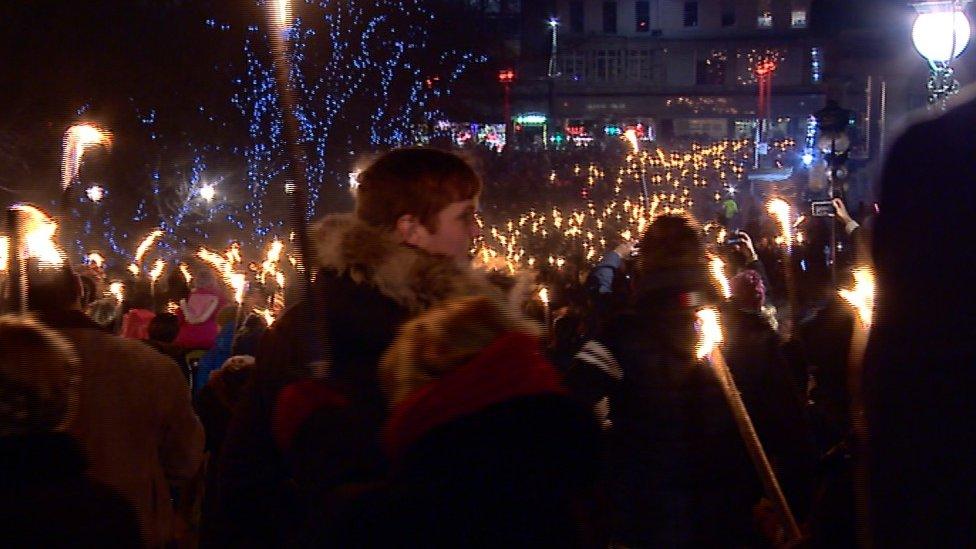 In pictures: Torchlight procession in Edinburgh - BBC News
