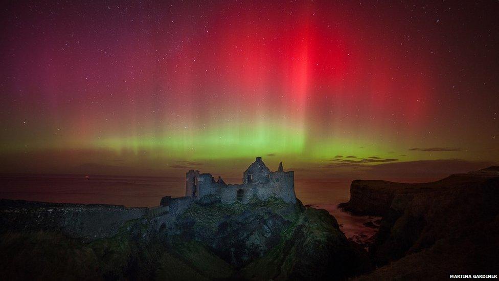 Northern Lights shine across Northern Ireland - BBC News