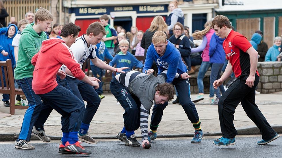 In pictures: Jedburgh hand ba' - BBC News