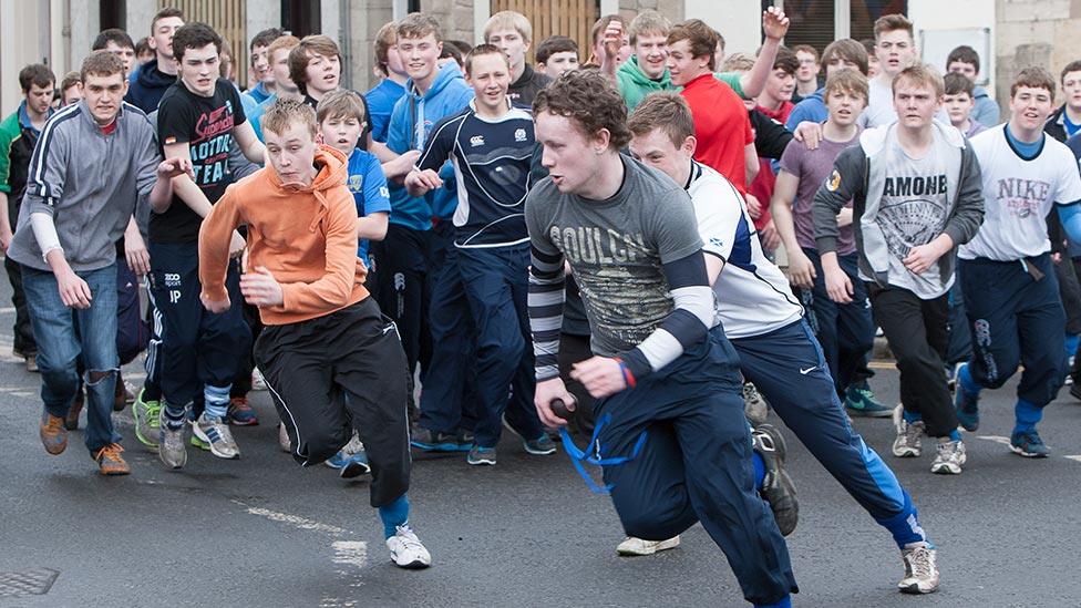 In pictures: Jedburgh hand ba' - BBC News