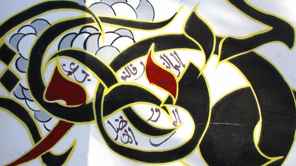 In pictures: Mixing graffiti and calligraphy in Tunisia - BBC News