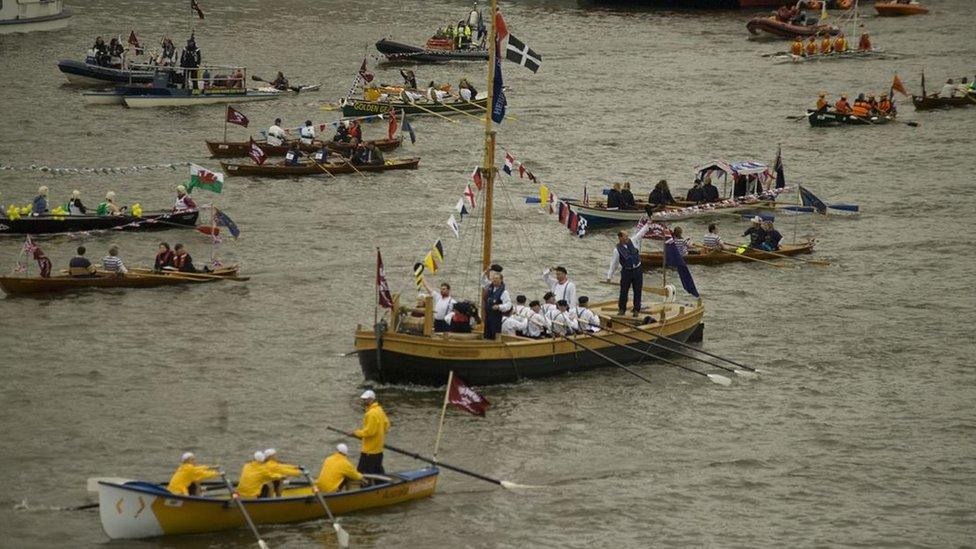 Diamond Jubilee Hereford Bull 'trow' sets sail in city - BBC News