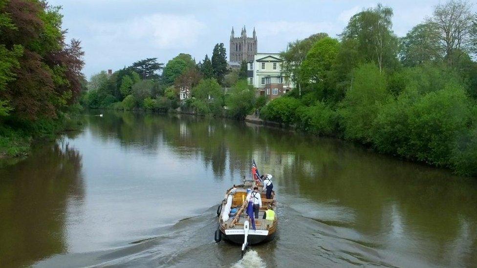 Diamond Jubilee Hereford Bull 'trow' sets sail in city - BBC News