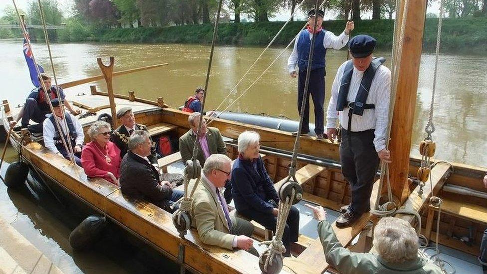 Diamond Jubilee Hereford Bull 'trow' sets sail in city - BBC News