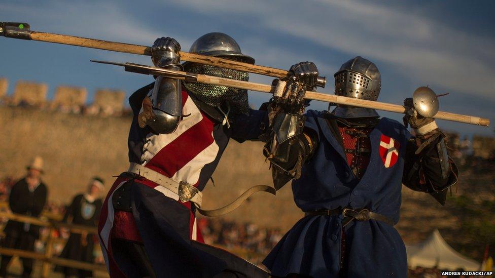 Week in pictures: 26 April - 2 May 2014 - BBC News