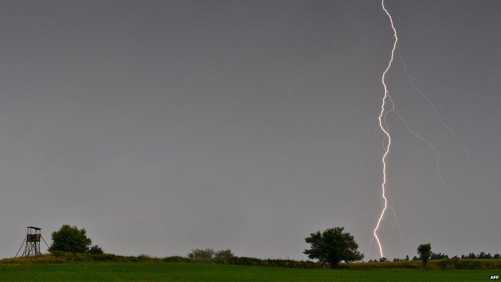 In pictures: Storms batter Germany - BBC News