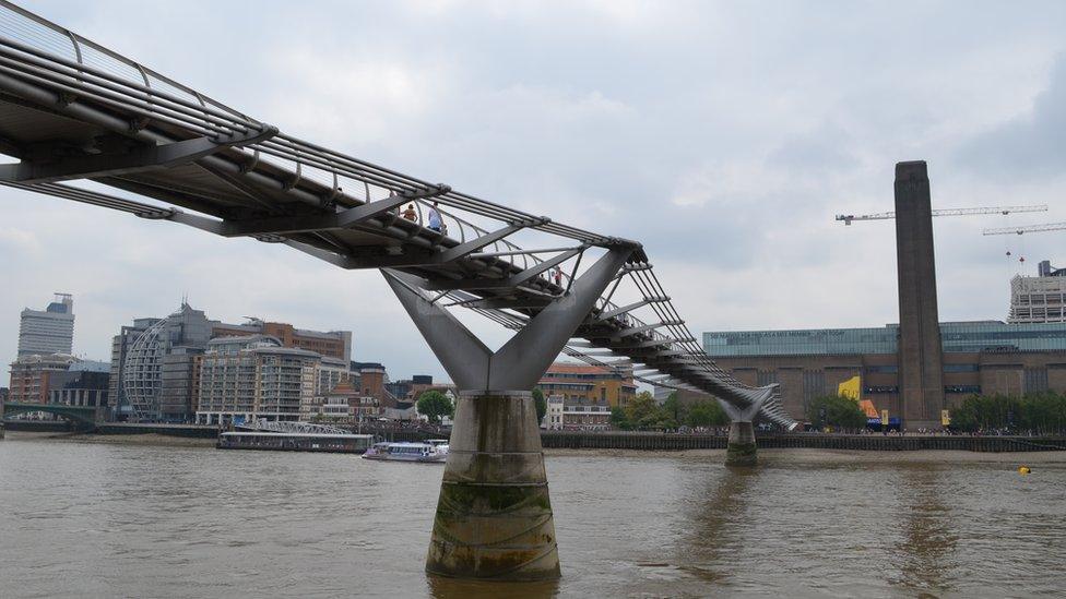 From north to south: Celebrating London's bridges - BBC News