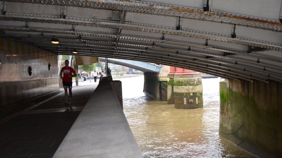 From north to south: Celebrating London's bridges - BBC News