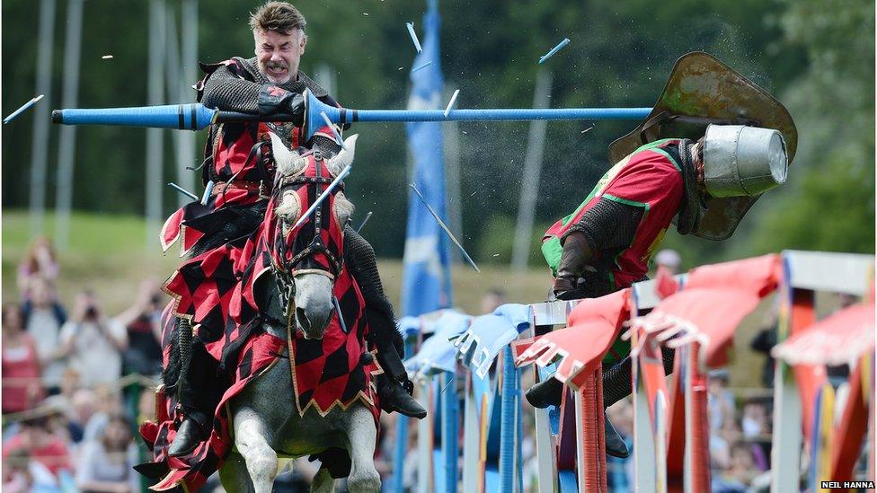 In pictures: Jousting at Linlithgow Palace - BBC News