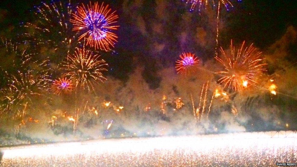 In Pictures: Forth Bridge 50th anniversary fireworks - BBC News