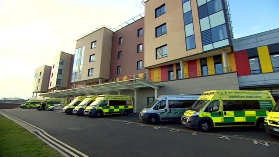 Stoke-on-Trent hospital: Major incident continues - BBC News