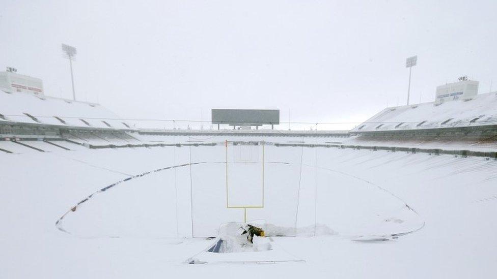 In pictures: Snow chaos in north-eastern US - BBC News