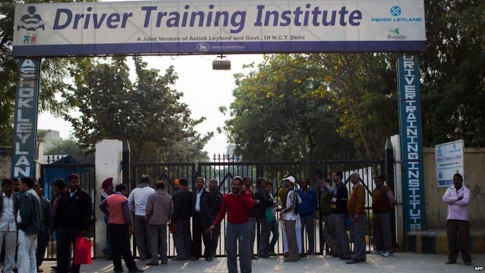 Delhi drivers get lessons in respecting women - BBC News