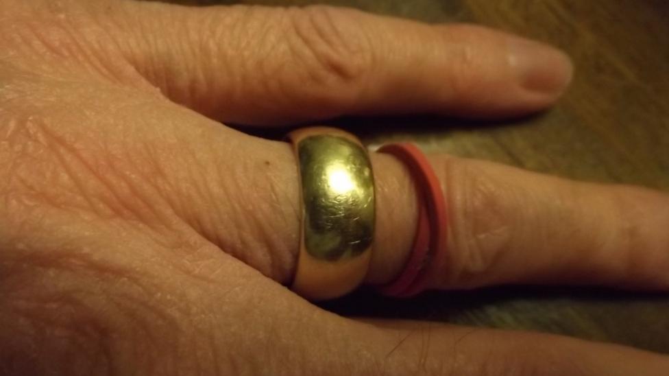 Long lost wedding ring found in Weymouth Harbour - BBC News