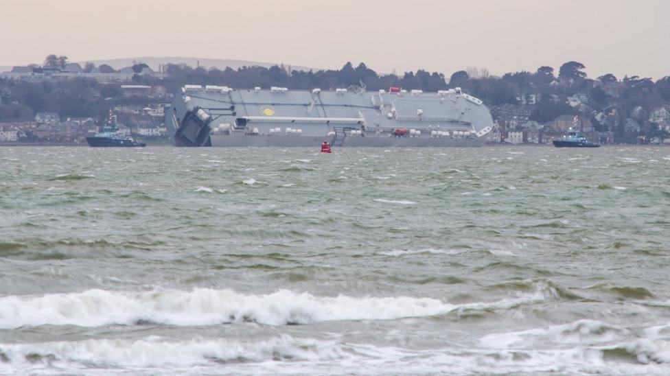 Cargo ship: Tug crashes into stricken Hoegh Osaka - BBC News