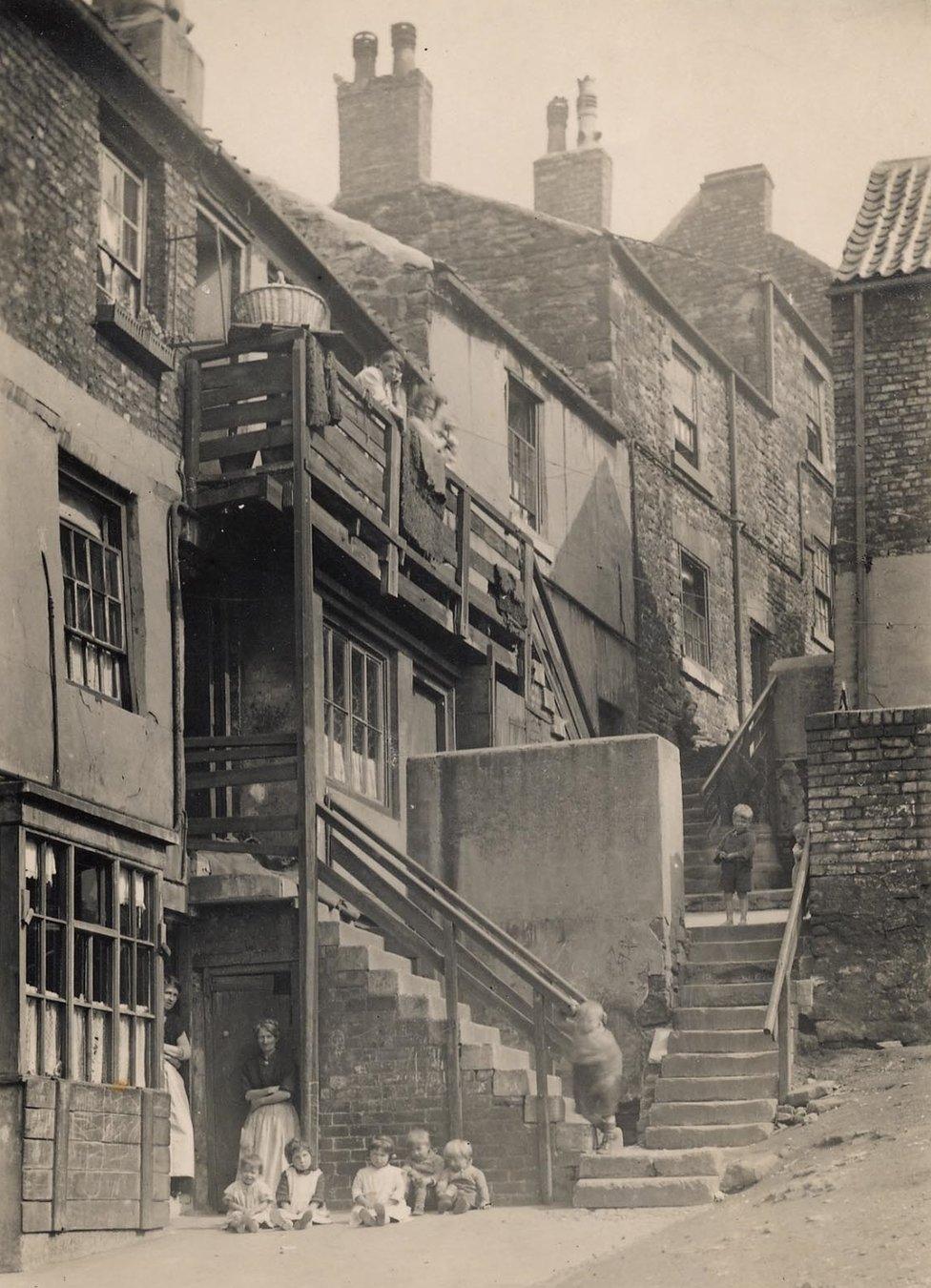 Exhibition shows Gateshead's long-gone slum housing - BBC News