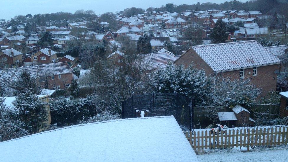 Snow scenes from across Hampshire - BBC News