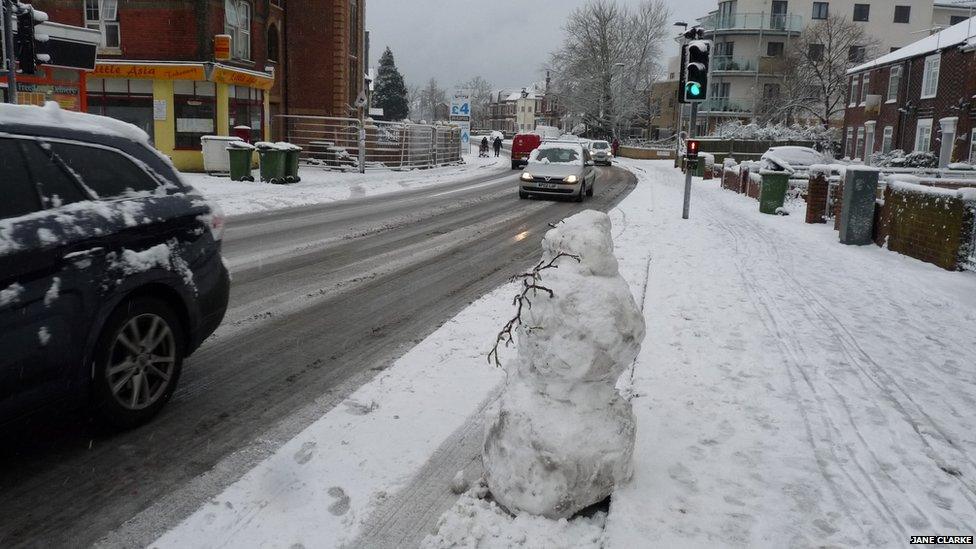 Snow scenes from across Hampshire - BBC News