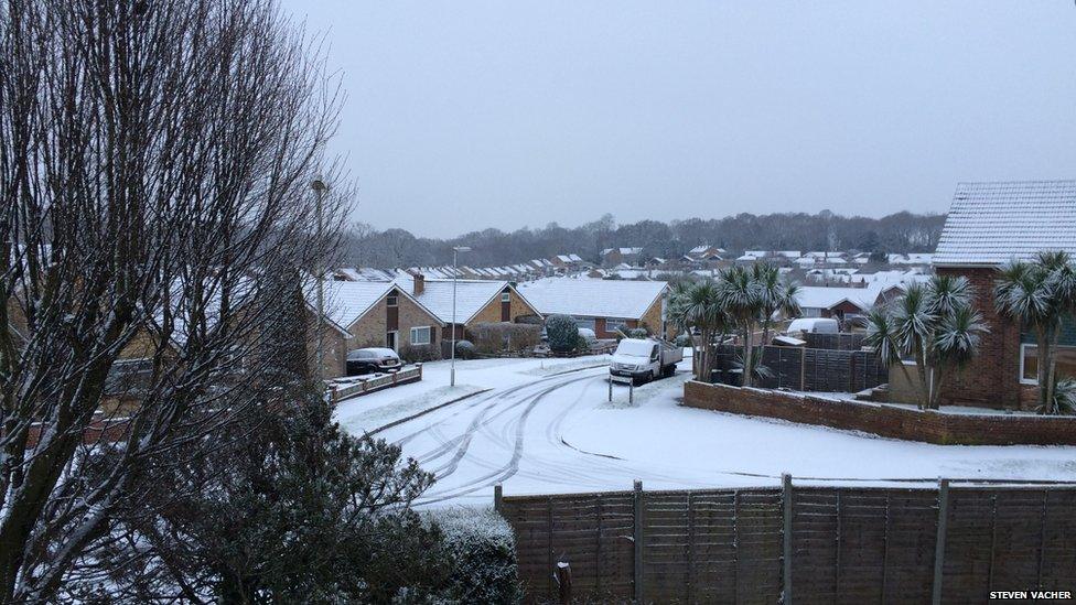 Snow scenes from across Hampshire - BBC News