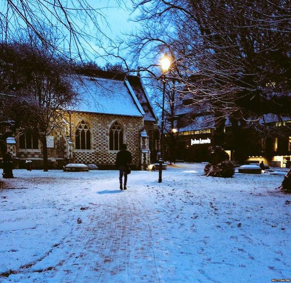 In Pictures: Snowy scenes across Berkshire - BBC News