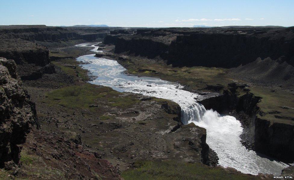 Canyon carved by three short, savage floods - BBC News