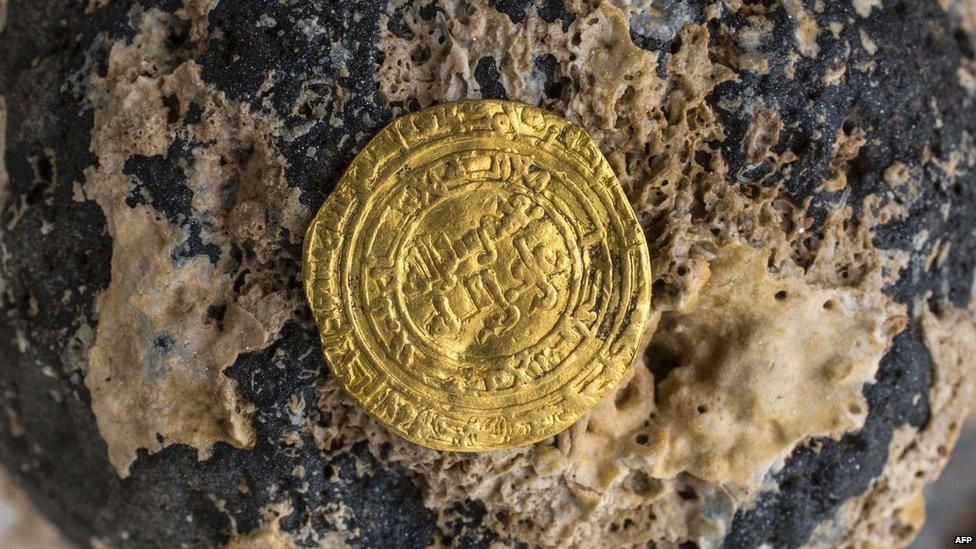 Day in pictures: 18 February 2015 - BBC News