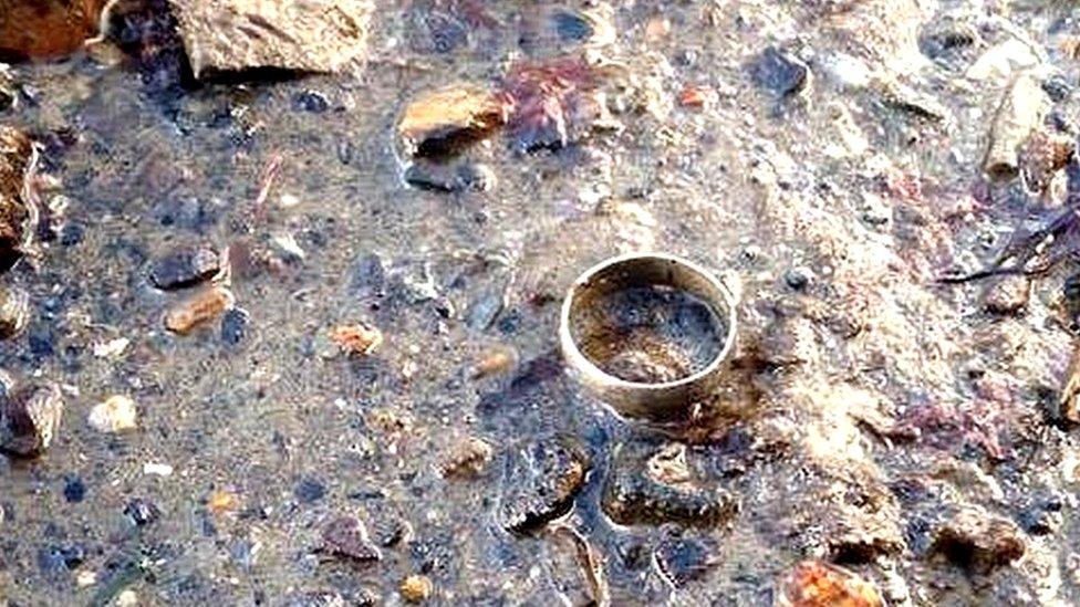 Long lost wedding ring found in Weymouth Harbour - BBC Newsround