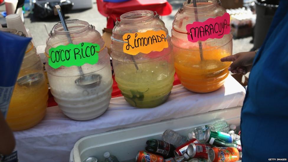 Hispanic paradox: Why immigrants have a high life expectancy - BBC News