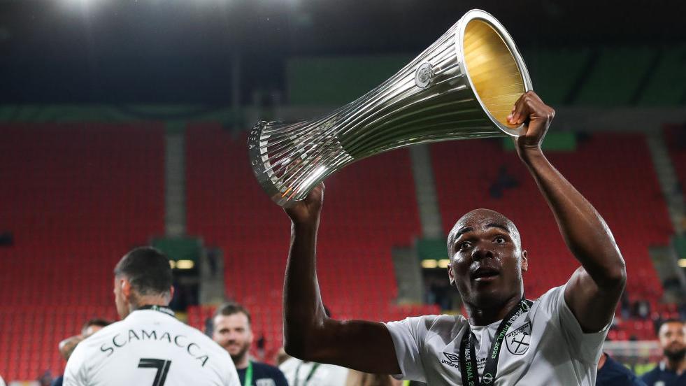 West Ham: Angelo Ogbonna signs new one-year contract - BBC Sport