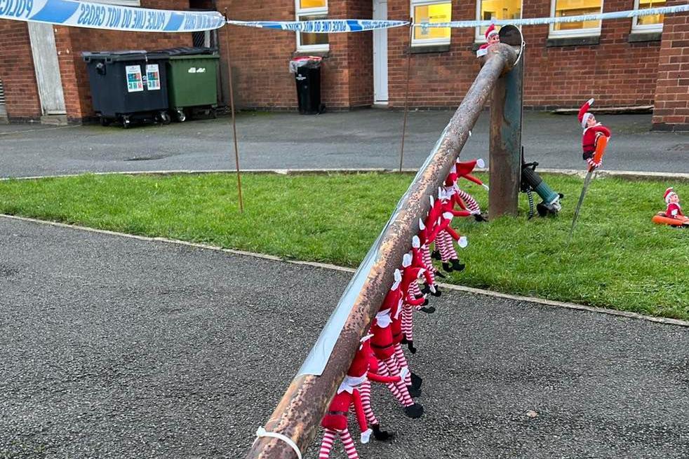 Elves' antics thrill Amble Primary School pupils - BBC News