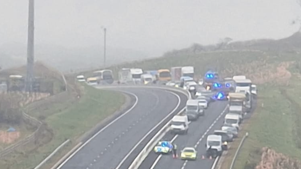 Lorry overturns in serious A30 crash - BBC News