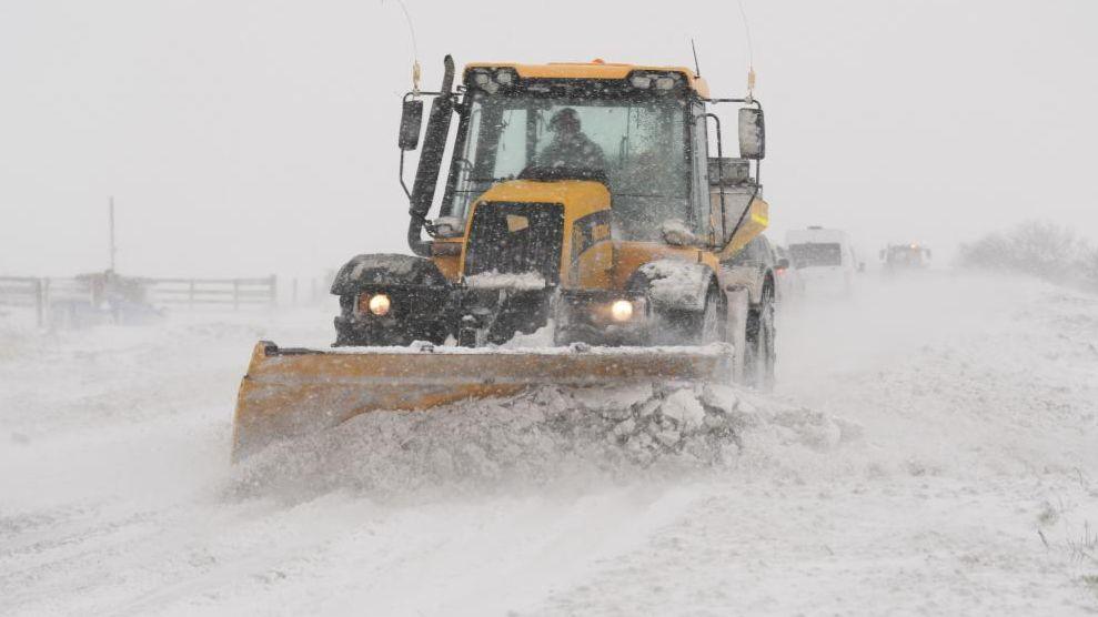 UK weather: Snow and ice warnings to last all weekend - BBC News