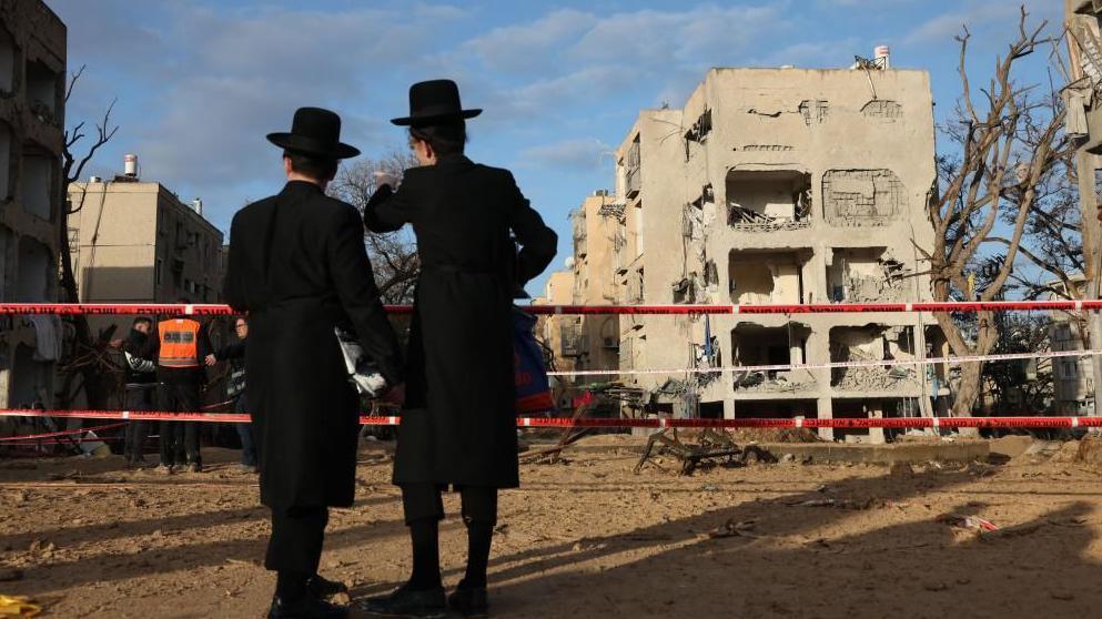 Iran war: Missiles injure 180 in towns near Israeli nuclear site - BBC News