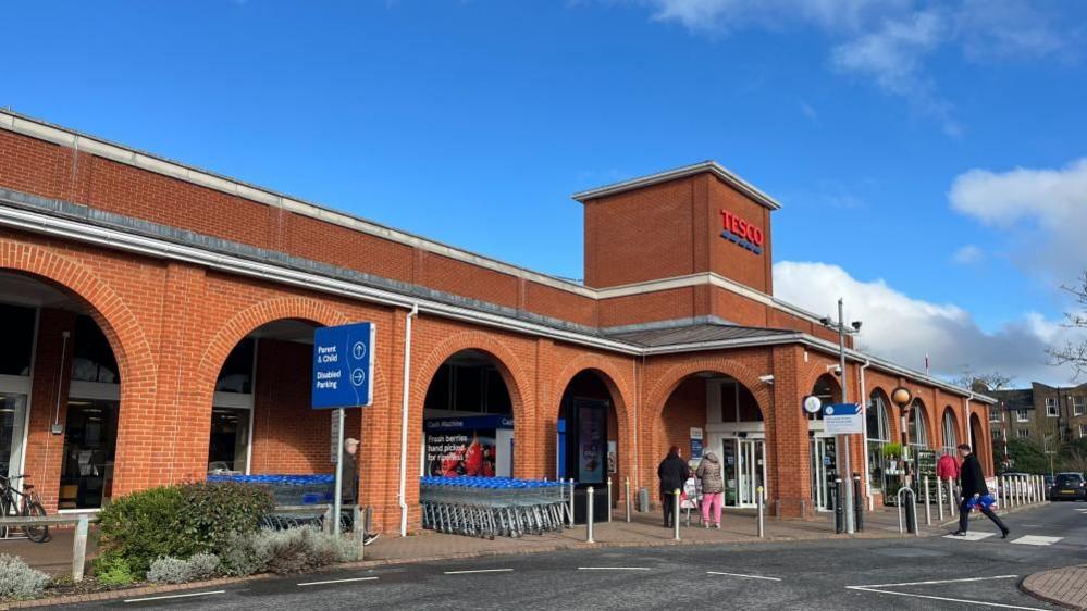 Woman cleared of unlawful killing in Hertford Tesco fracas - BBC News