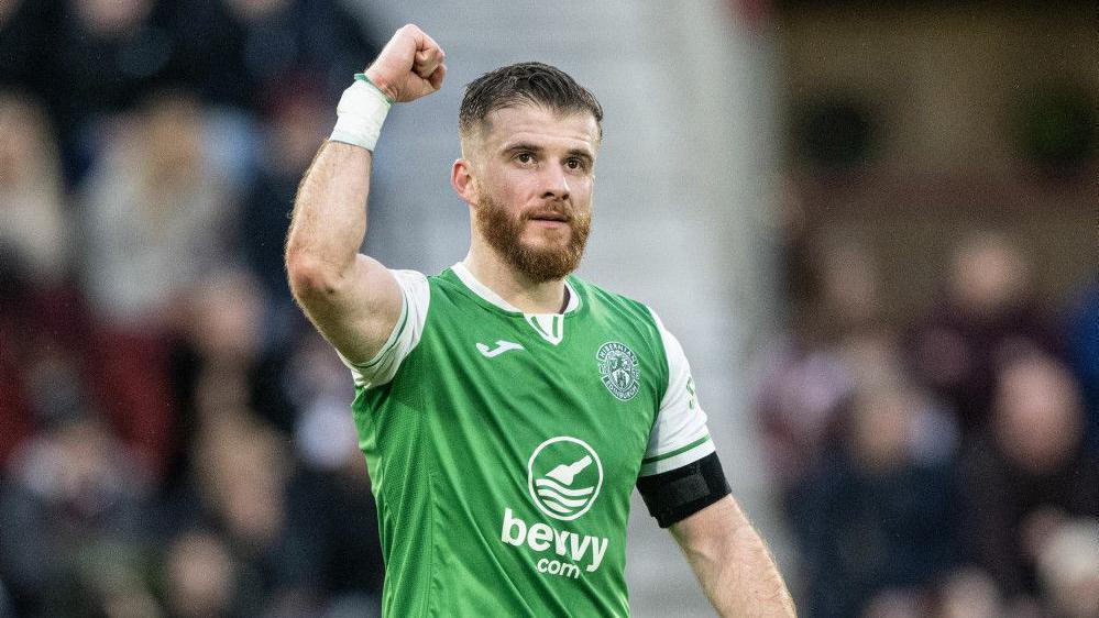 Hibs: Nicky Cadden wins Premiership player of month award - BBC Sport