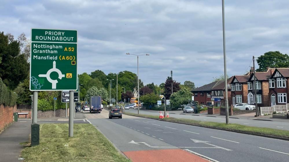 Drivers in Nottingham warned of A52 disruption as works continue - BBC News