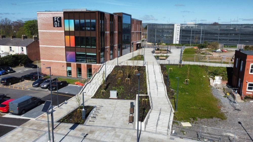 Multi-million pound Taunton 'boulevard' gets mixed reviews - BBC News