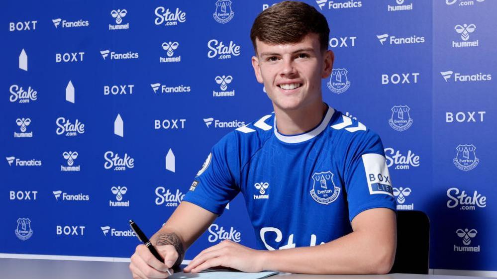 Everton: Jenson Metcalfe signs new contract - BBC Sport