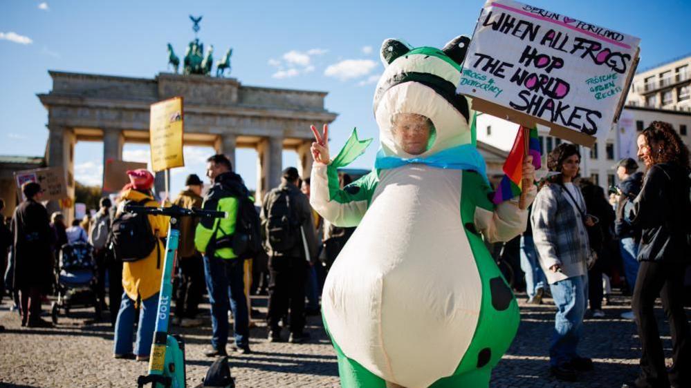 How frogs went from right-wing meme to anti-ICE protest symbol - BBC News
