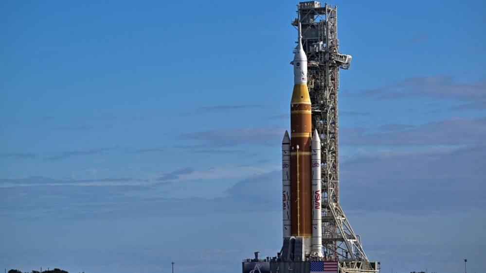 Artemis II: Nasa's mega Moon rocket arrives at launch pad - BBC News