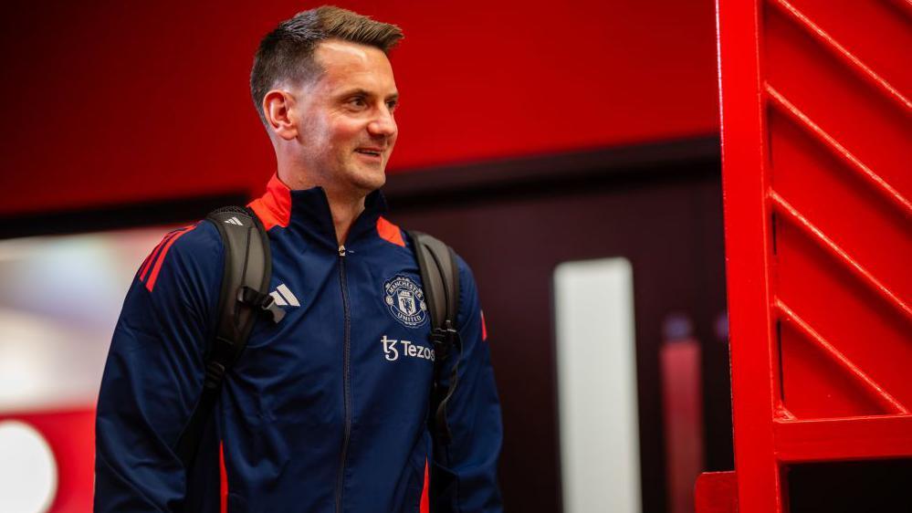 Man Utd news: Tom Heaton believes 'everything is rosy' at club - BBC Sport