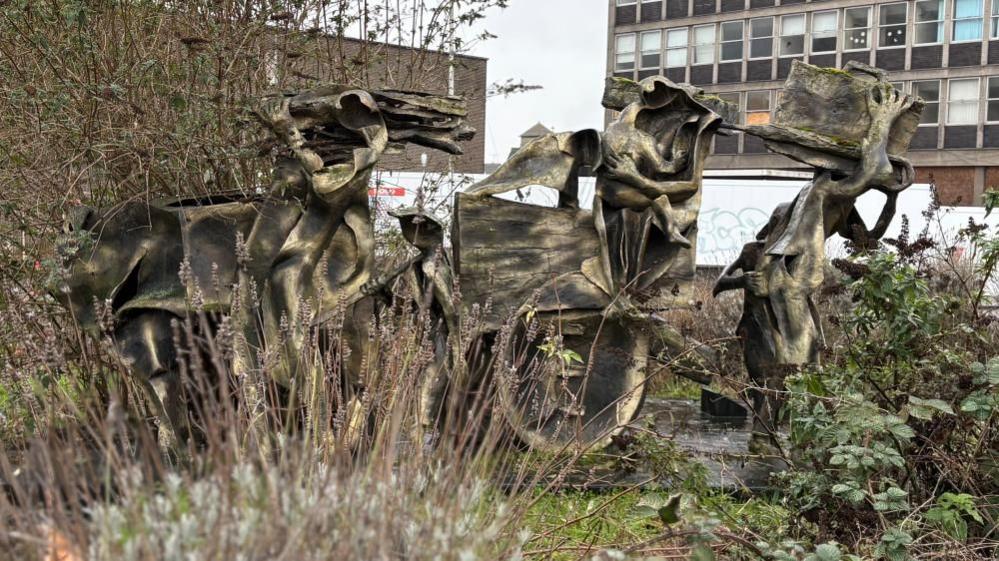 Future of Italian workers' sculpture in Bedford uncertain - BBC News