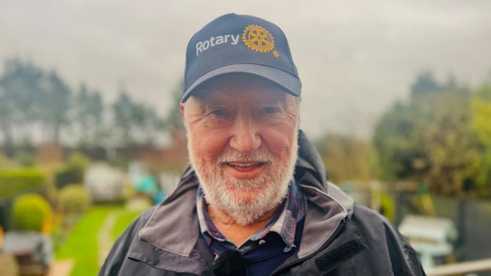 Team gives flood prevention advice to residents in Somerset - BBC News