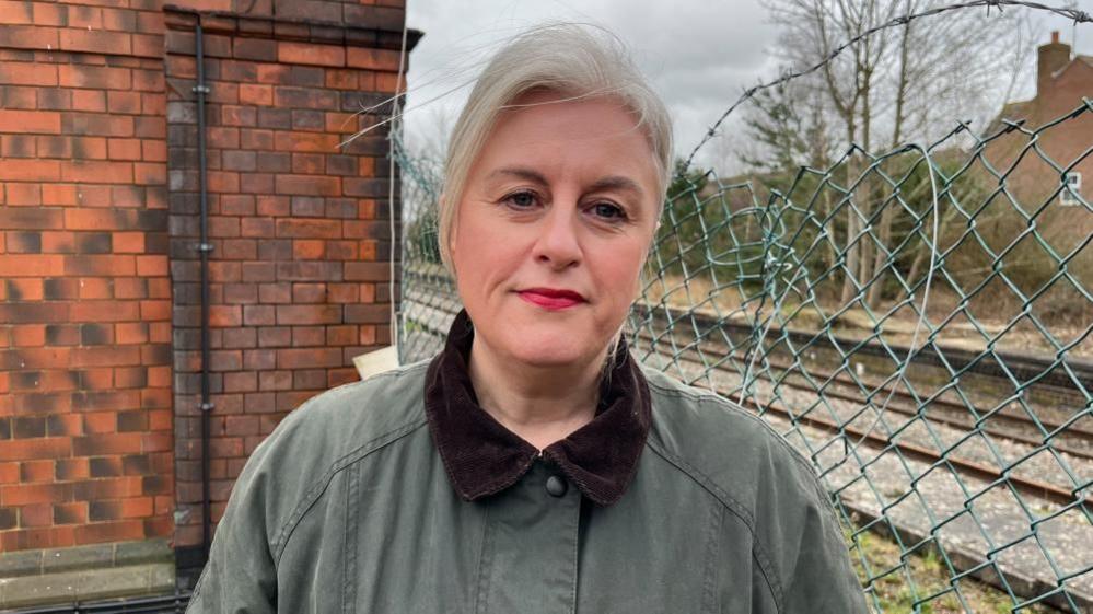 MP campaigns for Robin Hood railway line extension - BBC News