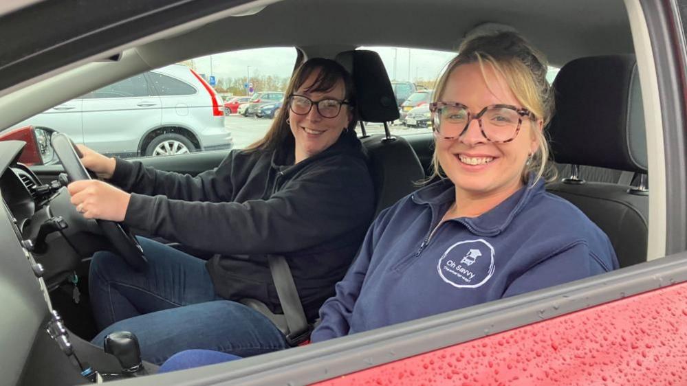 'I taught my driving instructor sign language to help me pass' - BBC News